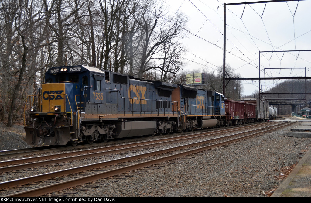 CSX C40-8 7535 leads Q300-25